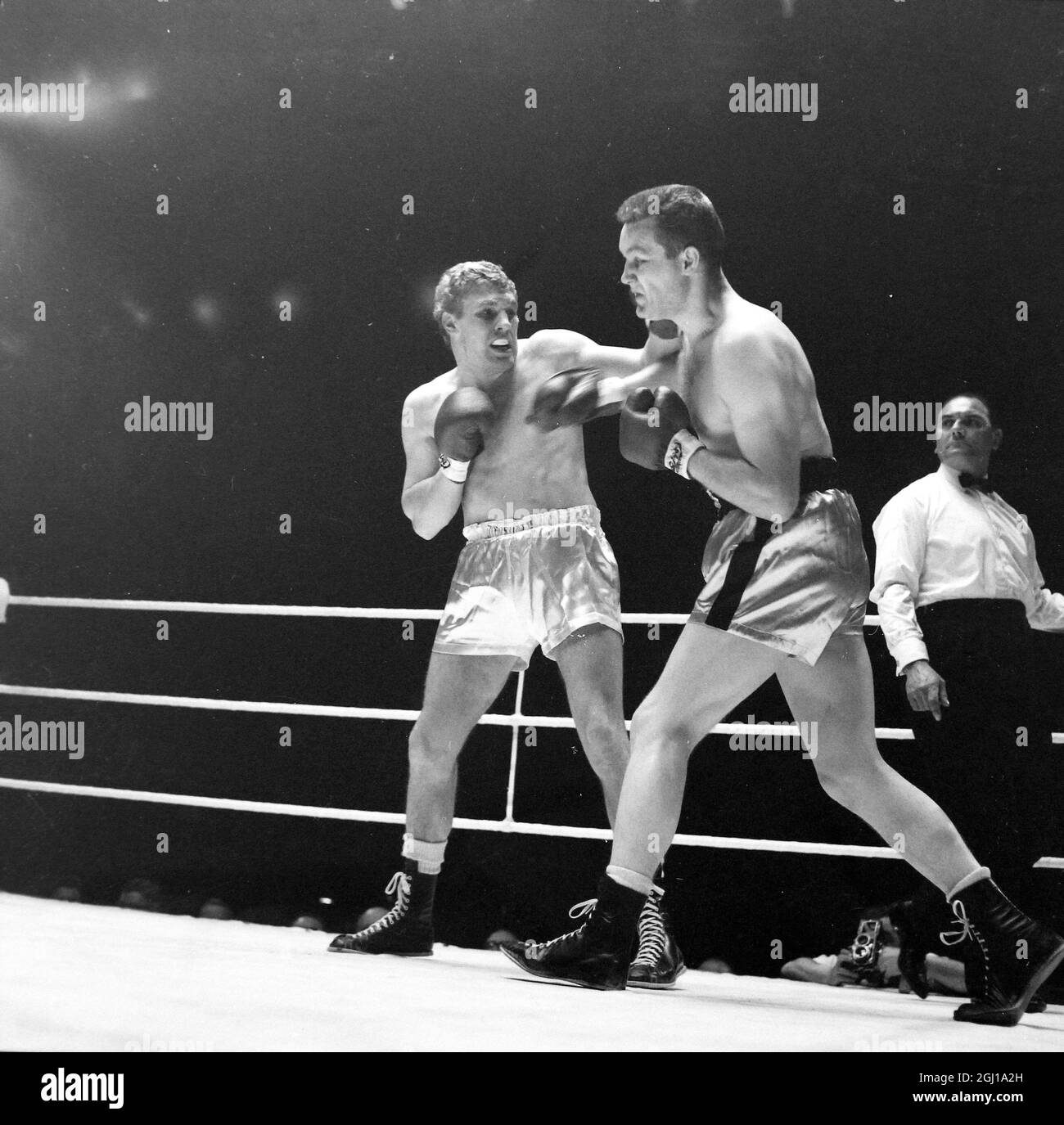 BOXING HEAVYWEIGHT BILLY WALKER KNOCKS OUT BILL NIELSEN AT WEMBLEY IN ...