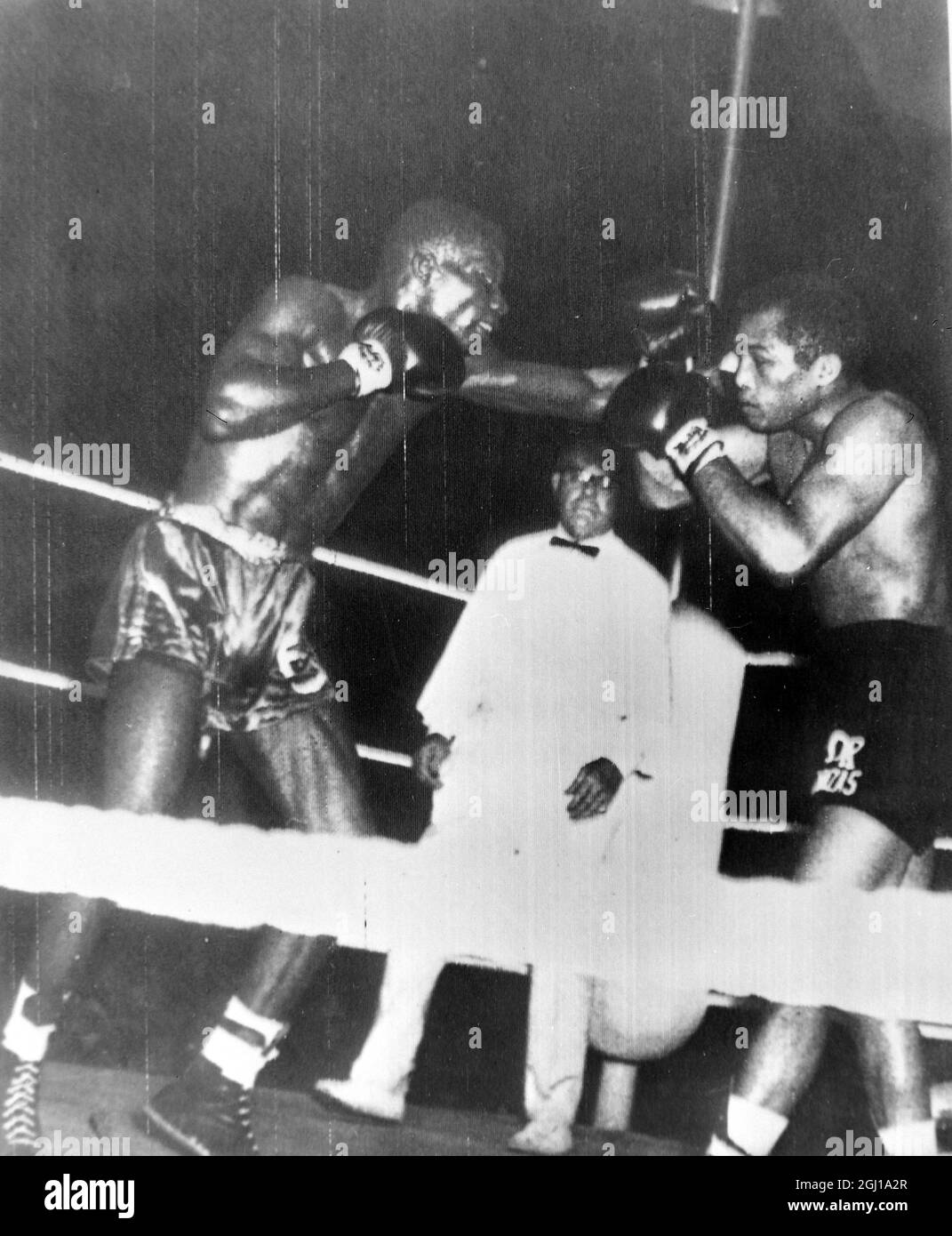 BOXING FEATHERWEIGHT FLOYD ROBERTSON F V SUGAR RAMOS IN ACTION IN ACCRA ...