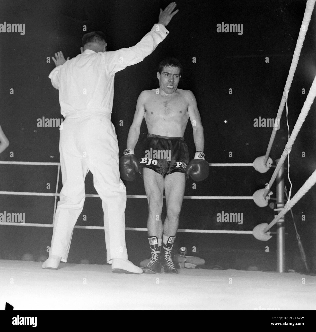 BOXING FEATHERWEIGHT LINO MASTELLARO V HOWARD WINSTONE EUROPEAN TITLE ...