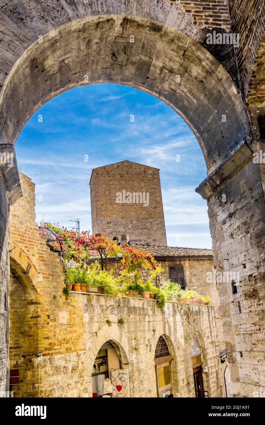 Medieval stone arch and tower, San Gimignano, Tuscany, Italy Stock ...