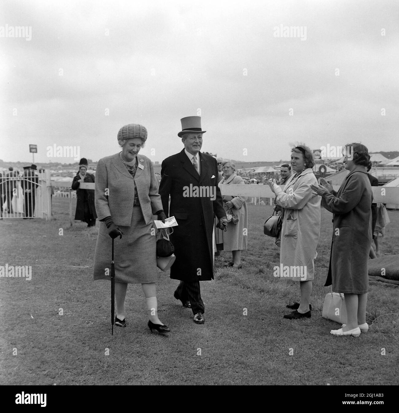 HORSE RACING IN EPSOM HAROLD MACMILLAN & LADY DOROTHY ARRIVE FOR DERBY ...