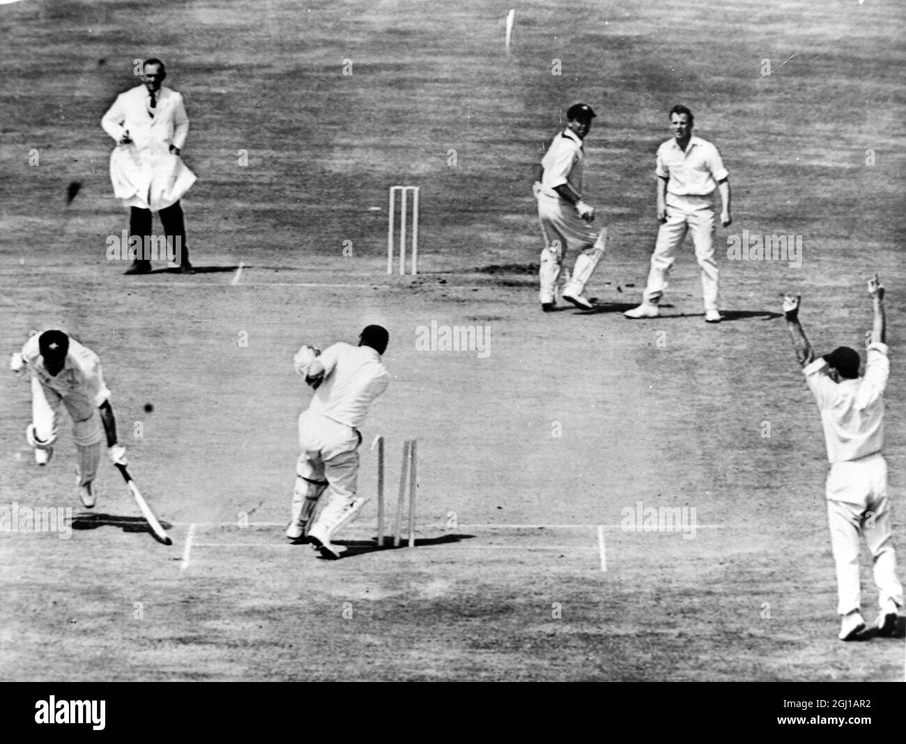 CRICKET AUSTRALIA V ENGLAND SIMPSON REDPATH PARKS ; 7 JULY 1964 Stock ...