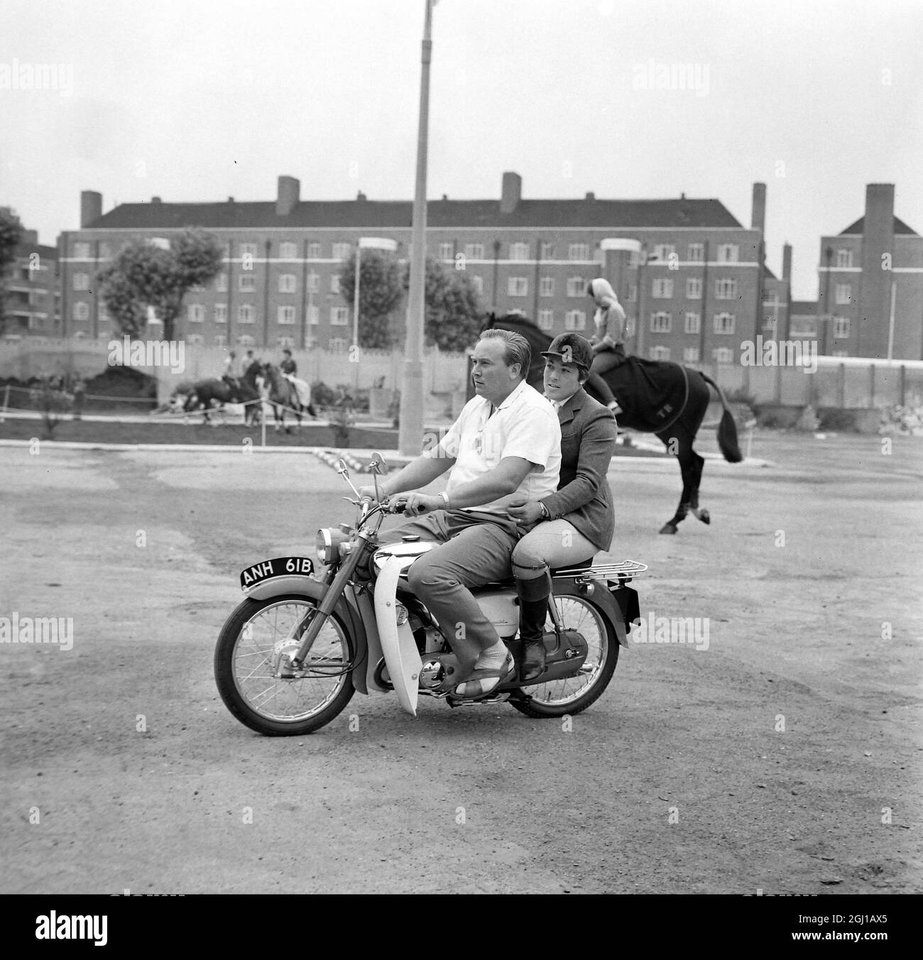 HORSE SHOWS PAT MOSS CARLSSON GIVEN LIFT BY HUSBAND RALLY DRIVER ERIC ...