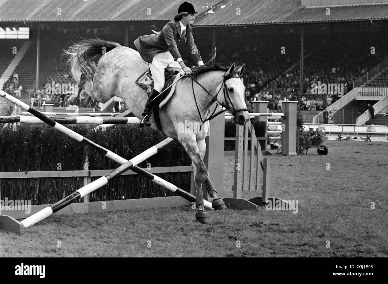 HORSE SHOWS MAIRS MARY ANAKONDA WIN IMPERIAL CUP ; 22 JULY 1964 Stock ...