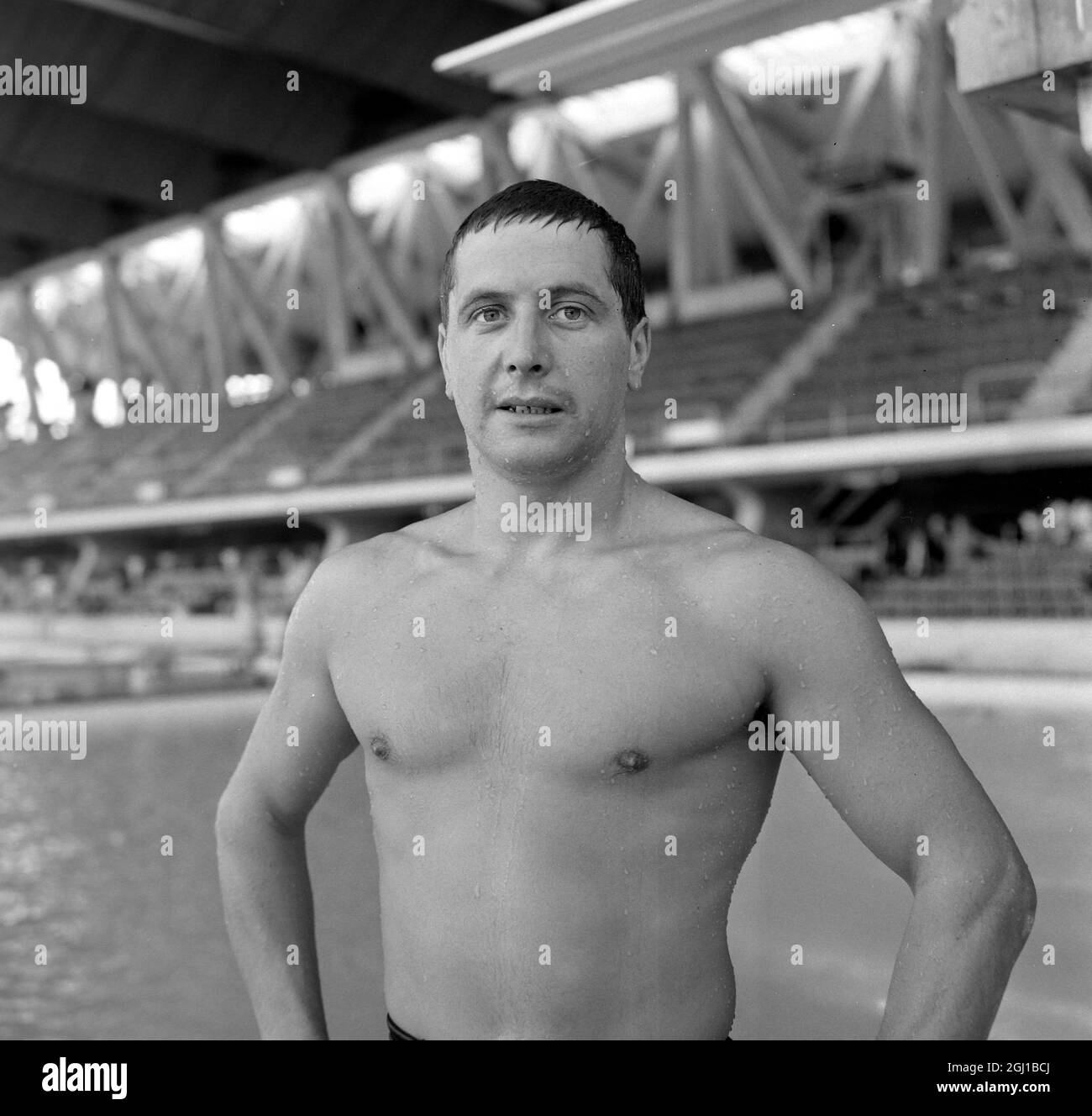 ALAN ROBERTS SWIMMER IN ACTION IN LONDON ; 17 AUGUST 1964 Stock Photo ...