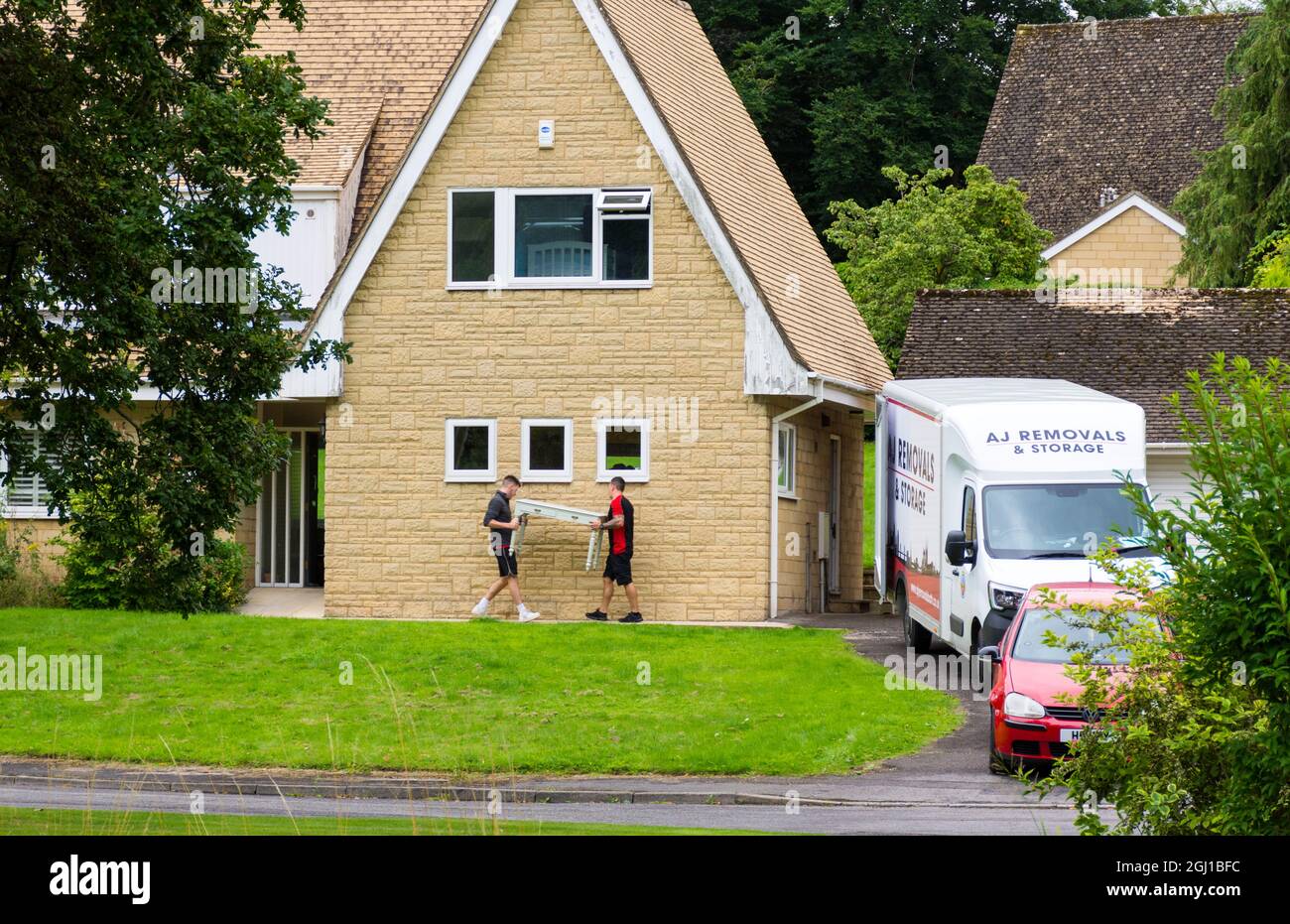 Moving house uk hi-res stock photography and images - Alamy