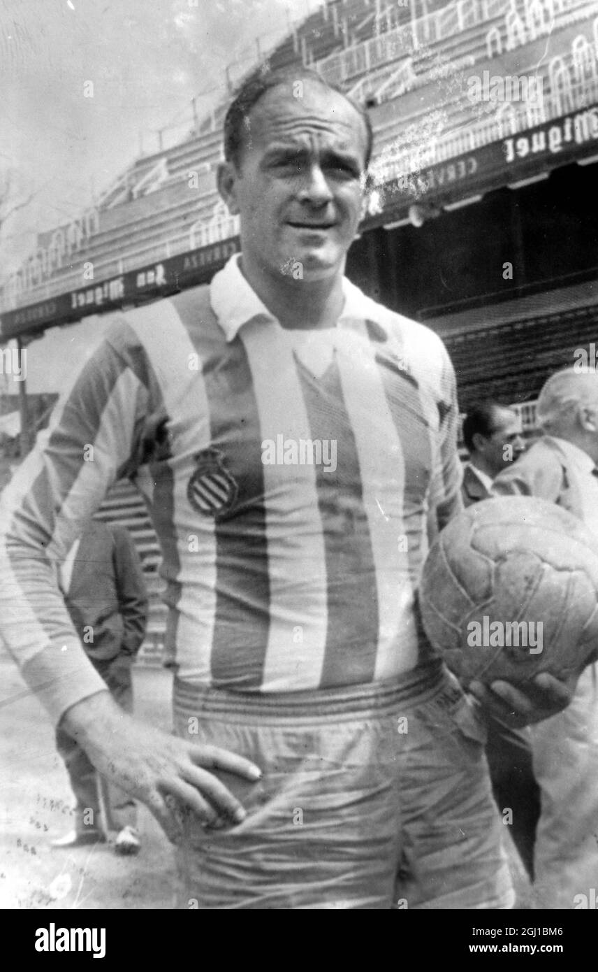 FOOTBALLER ALFREDO DI STEFANO COLOURS NEW CLUB ESPANOL ; 24 AUGUST 1964 ...