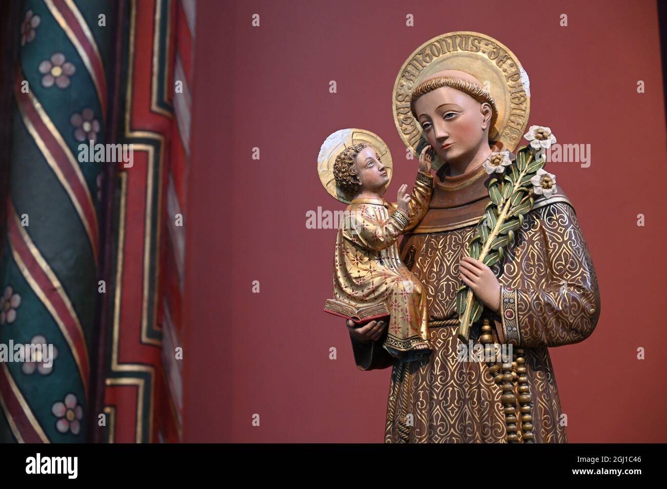 Saint anthony statue in hi-res stock photography and images - Alamy