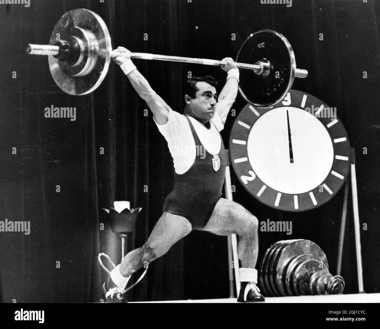 Weightlifting snatch Black and White Stock Photos & Images - Alamy