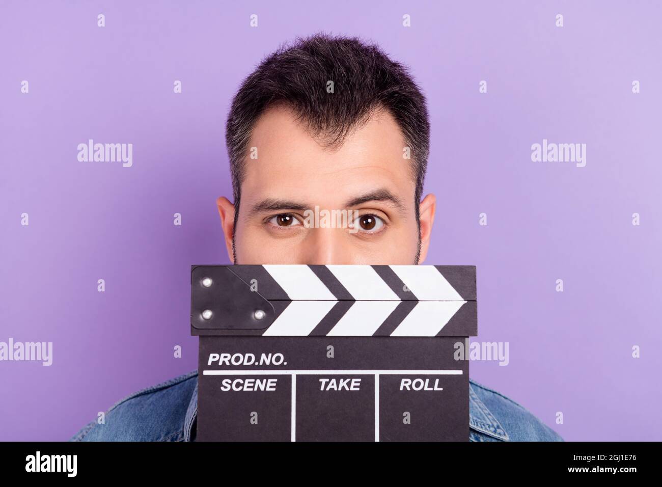 Photo portrait male director hiding face behind clapboard making movie ...
