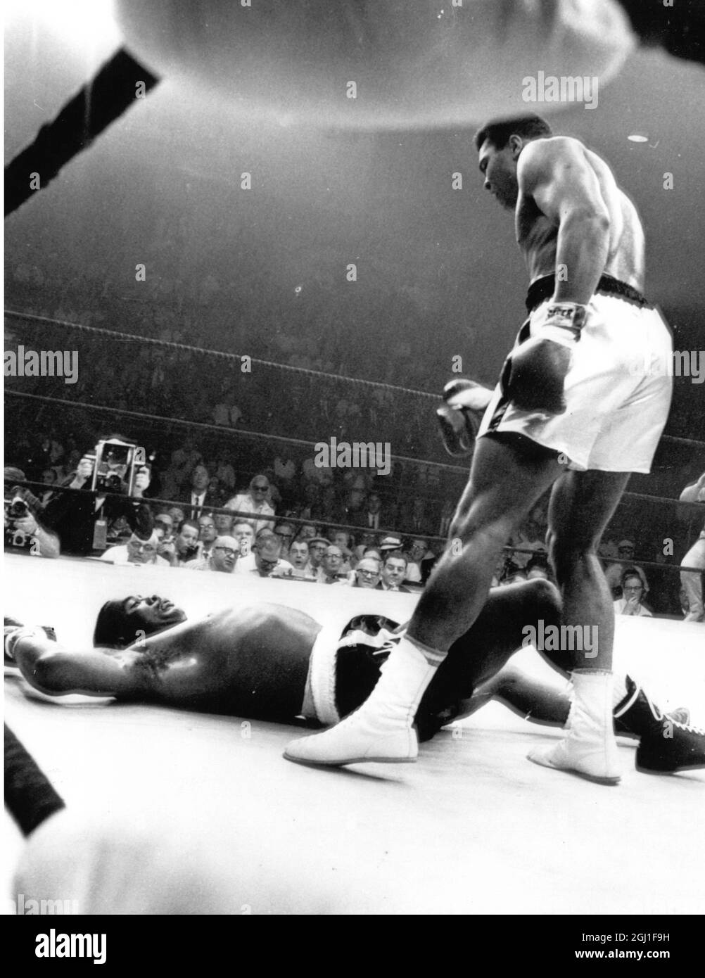 (Muhammad Ali) Cassius Clay in tthe boxing ring with Sonny Liston May ...