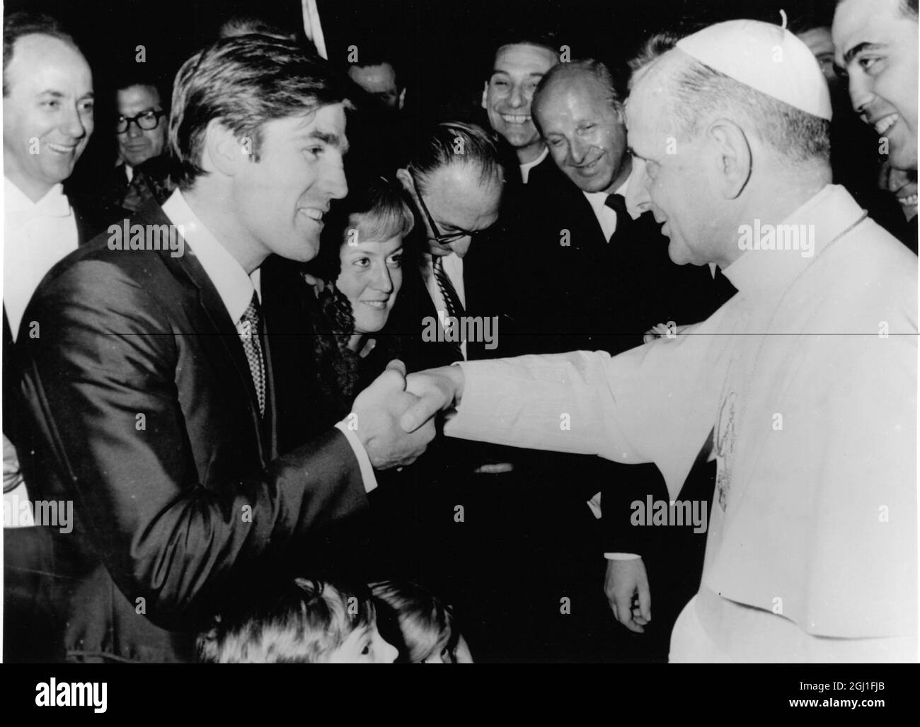 World Middleweight boxing champion Nino Benvenuti of Italy shakes hands ...