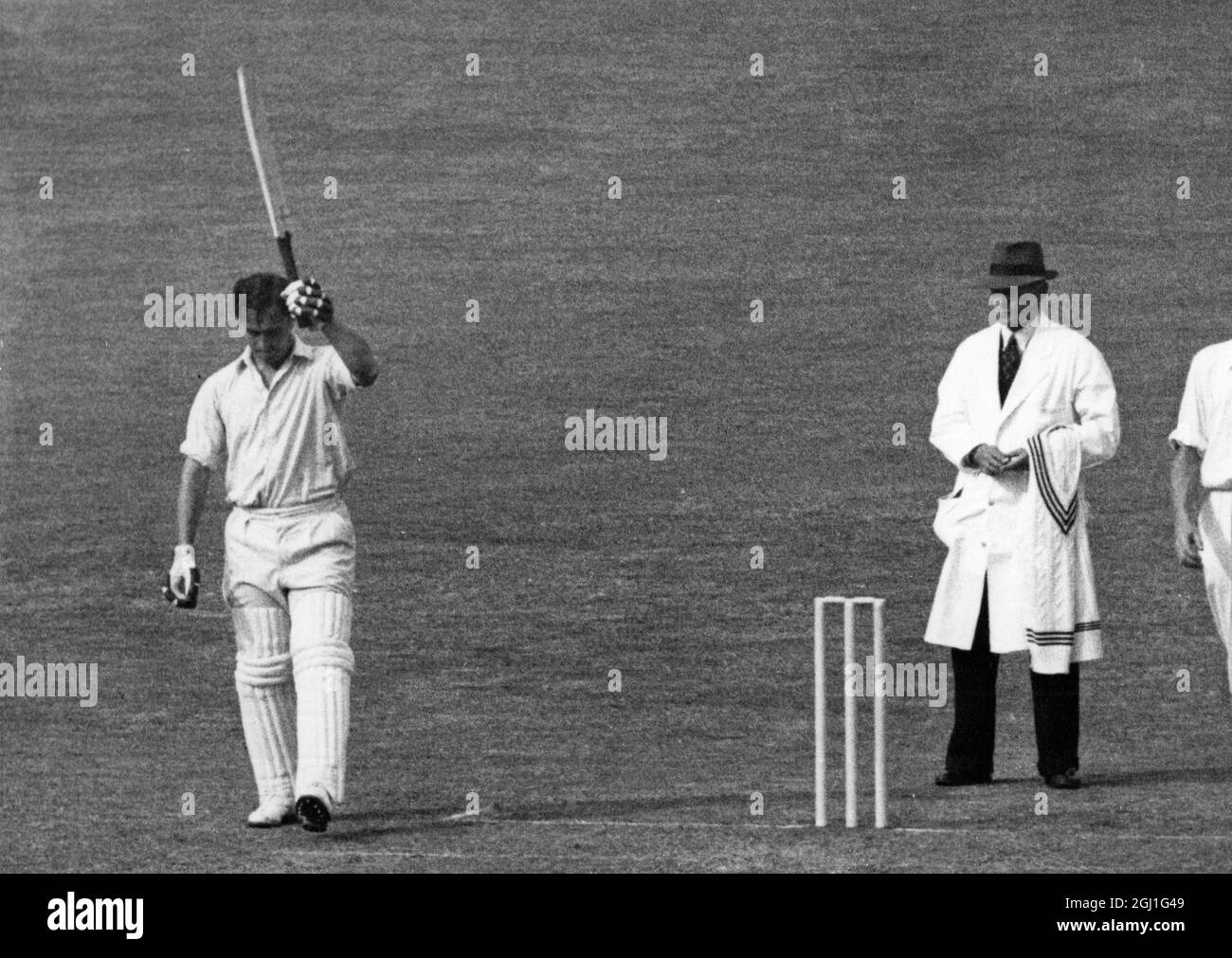 Denis compton cricketer hi-res stock photography and images - Alamy