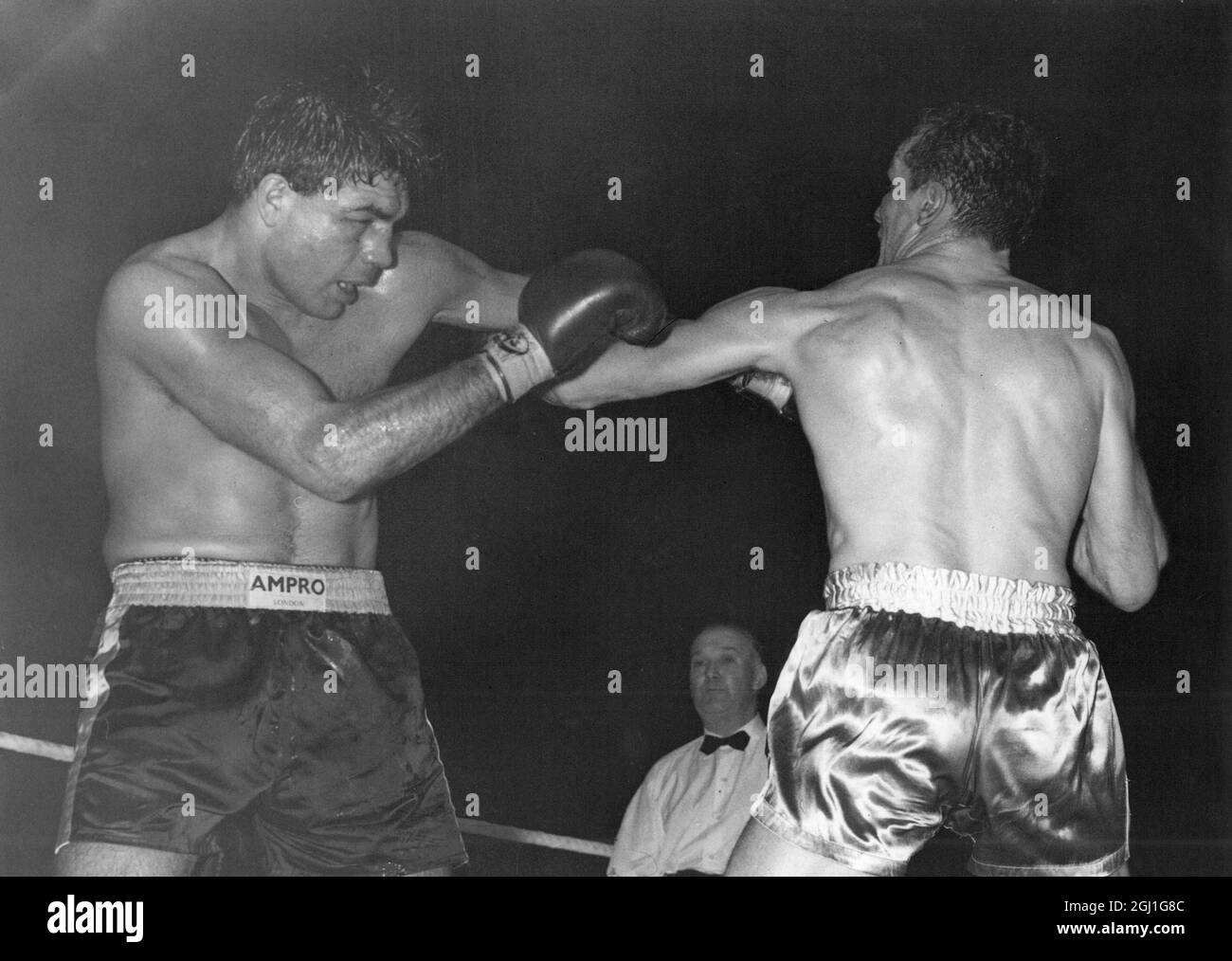 The British and Empire Heavyweight champion Henry Cooper v Alex Miteff ...
