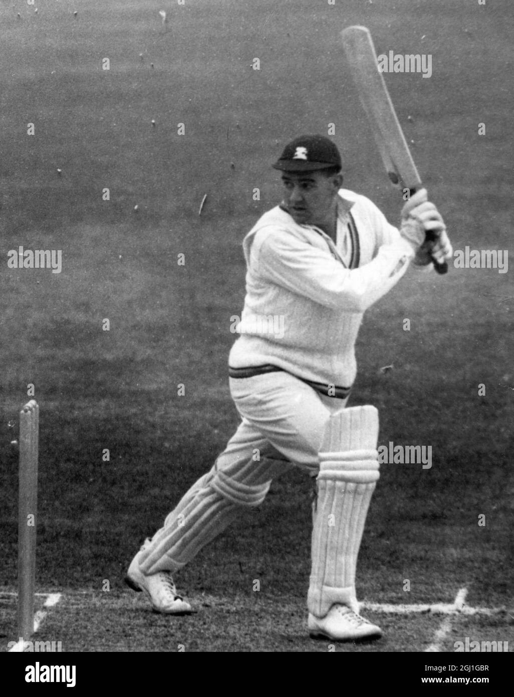 Colin cowdrey 1957 hi-res stock photography and images - Alamy