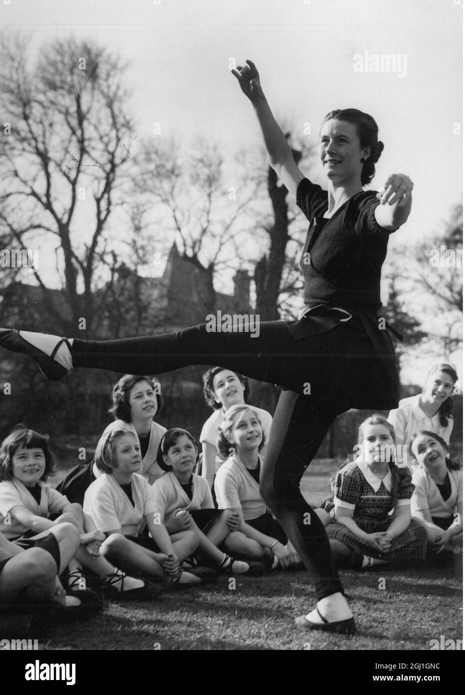 1950s children ballet hi-res stock photography and images - Alamy