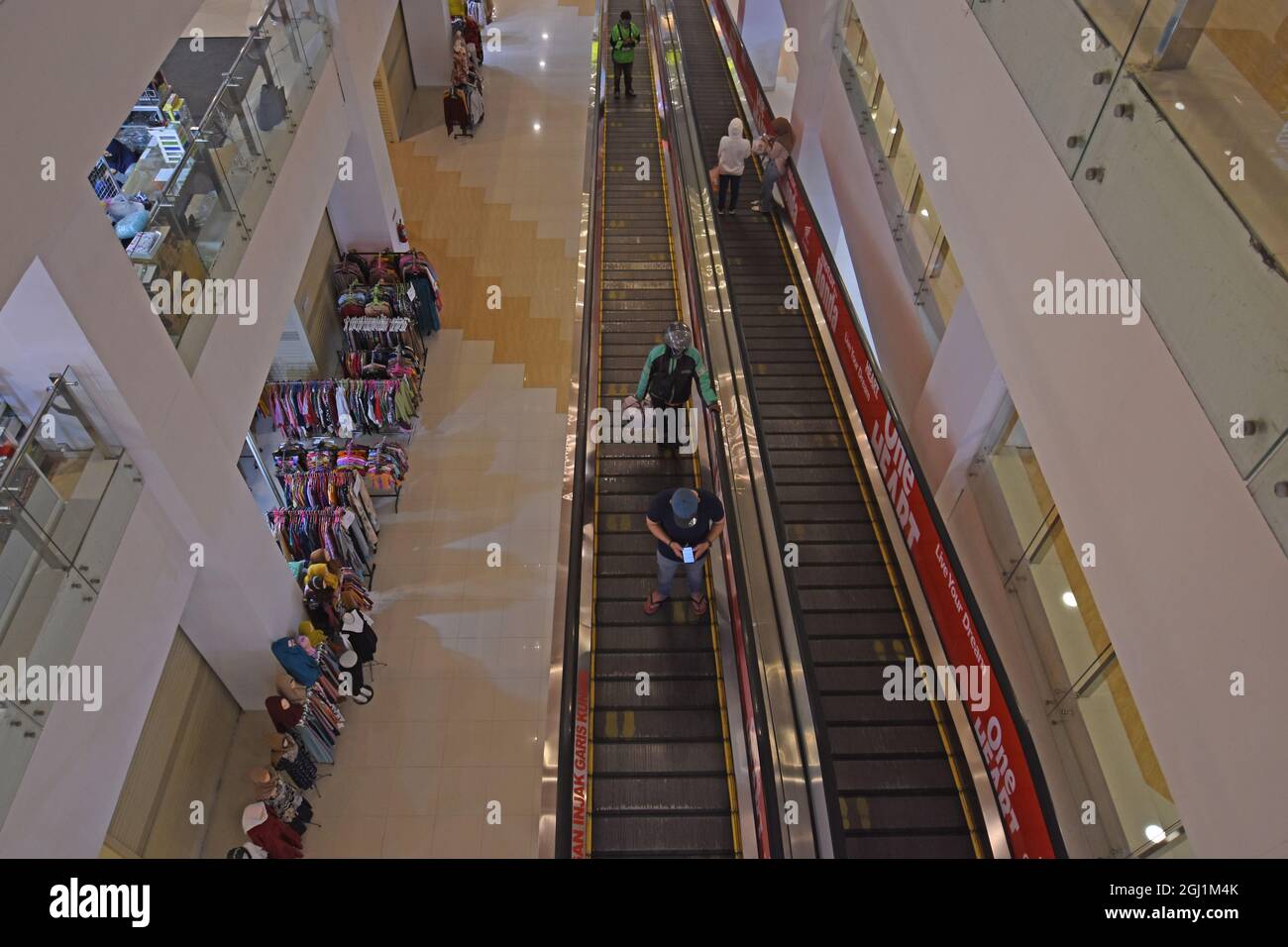 Market sulawesi indonesia shopping hi-res stock photography and images ...