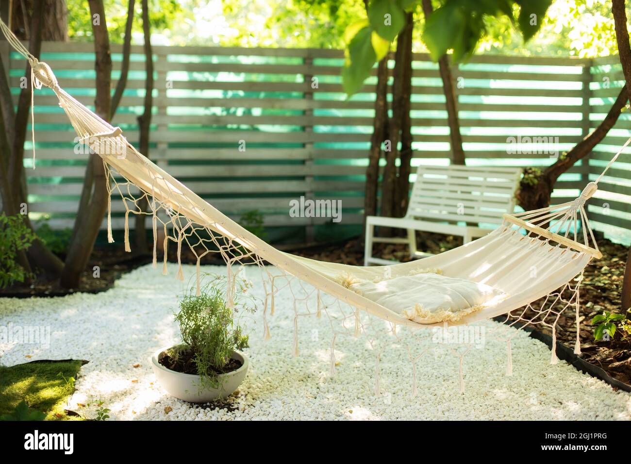Hammock netting on tree hi-res stock photography and images - Alamy