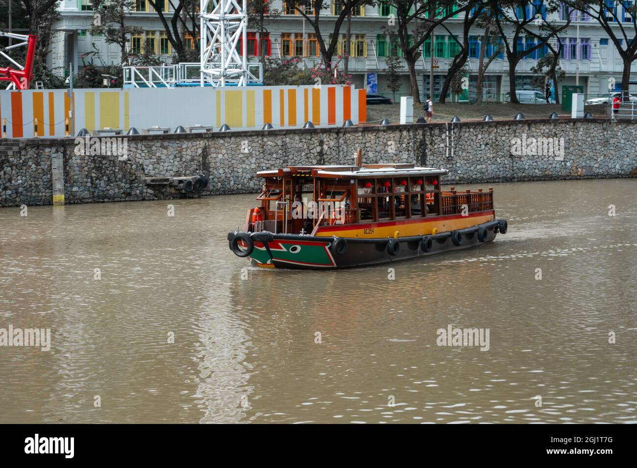 SINGAPORE, SINGAPORE - Sep 01, 2021: Bumboat River cruise Tour on the ... SINGAPORE, SINGAPORE - Sep 01, 2021: Bumboat River cruise Tour on the ...