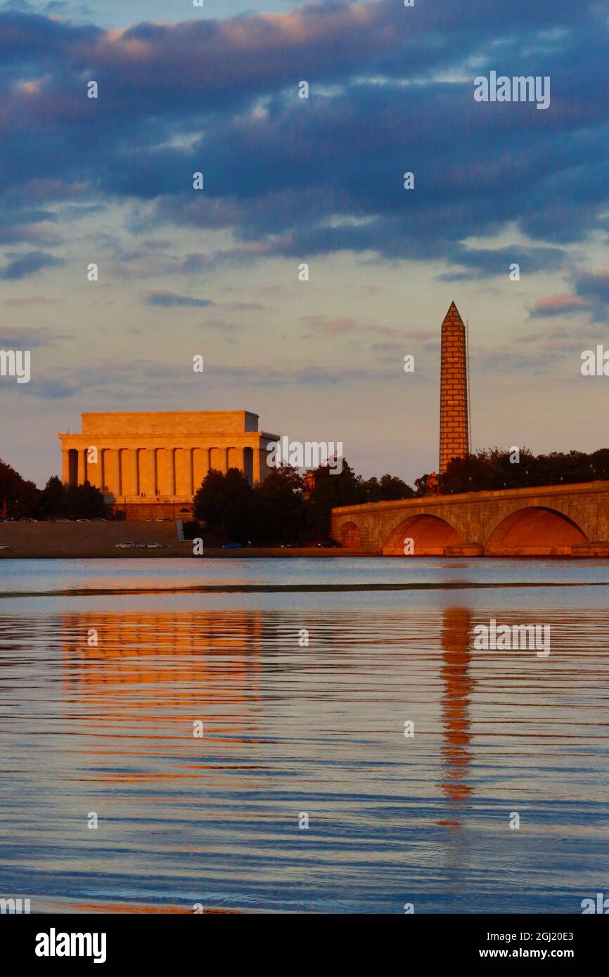 USA, District of Columbia, Washingon, Memorial Bridge and the Lincoln ...