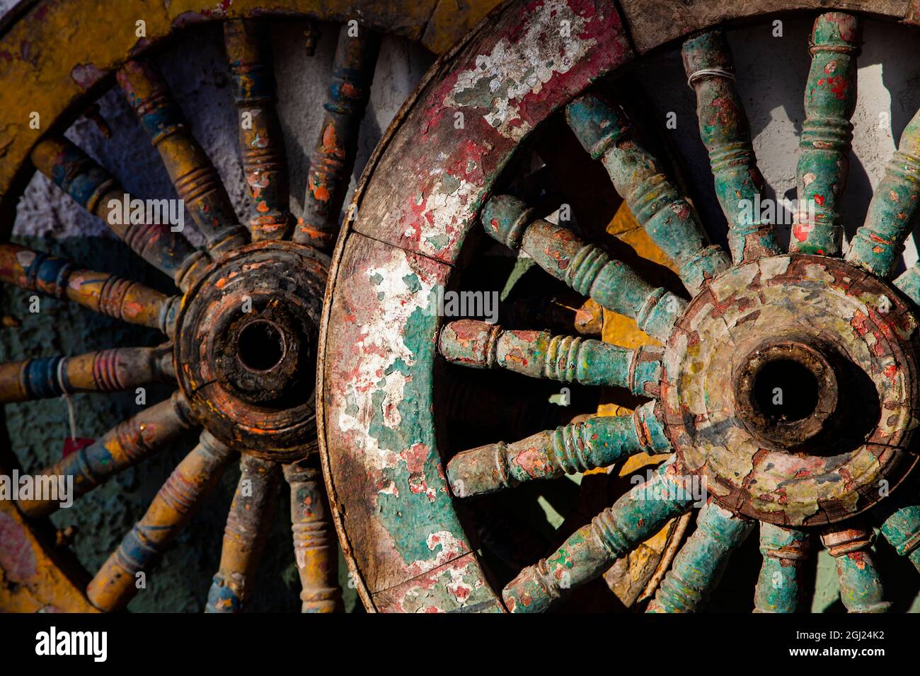 Wagon wheels at antiques store Stock Photo - Alamy
