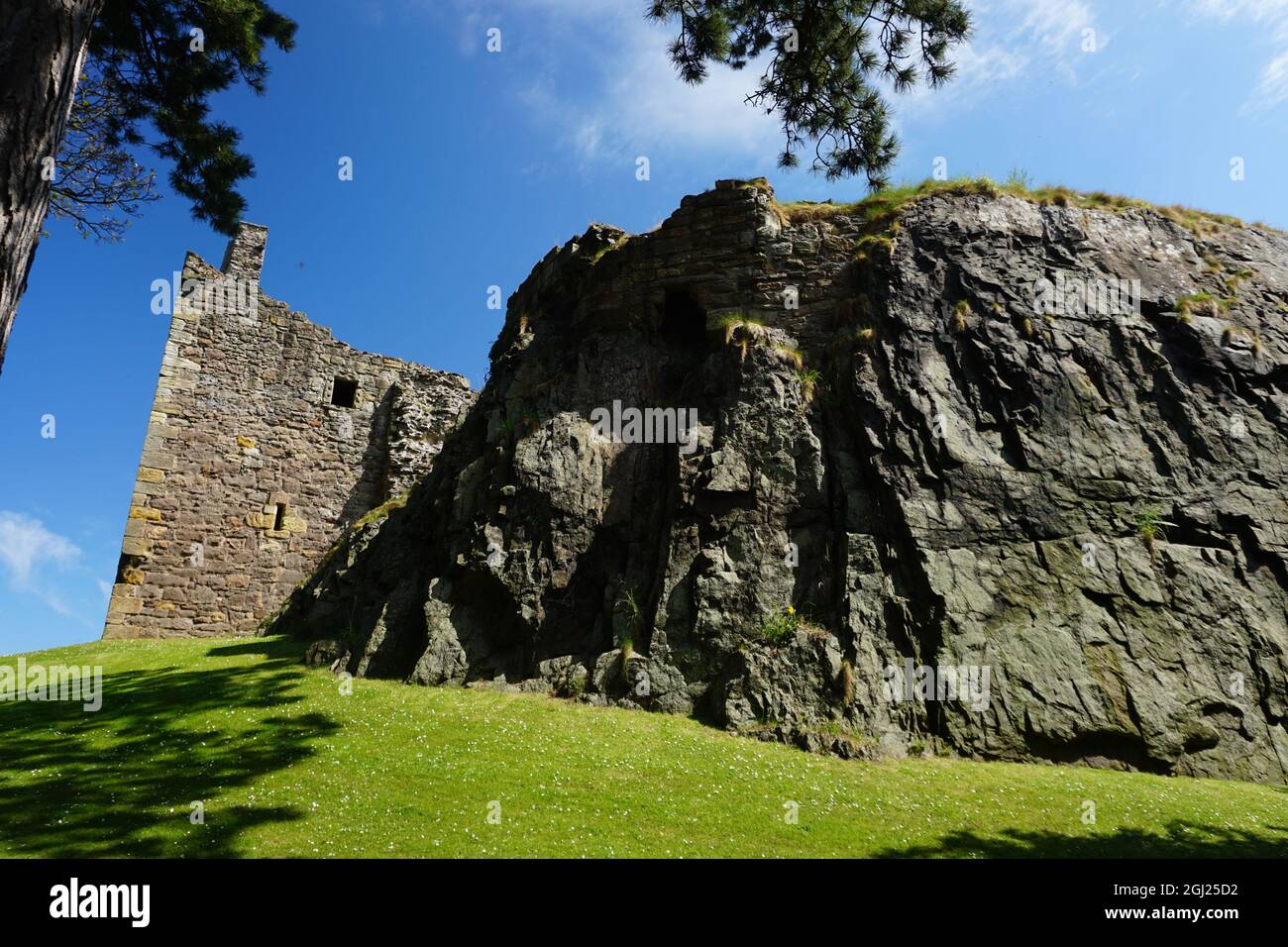 Scotlands oldest surviving castle hi-res stock photography and images ...