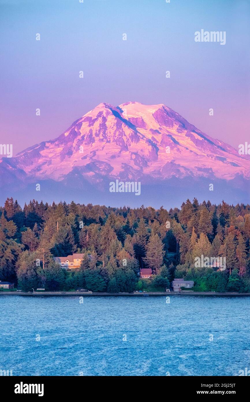 Mount Rainier at sunrise, Washington State, USA Stock Photo - Alamy