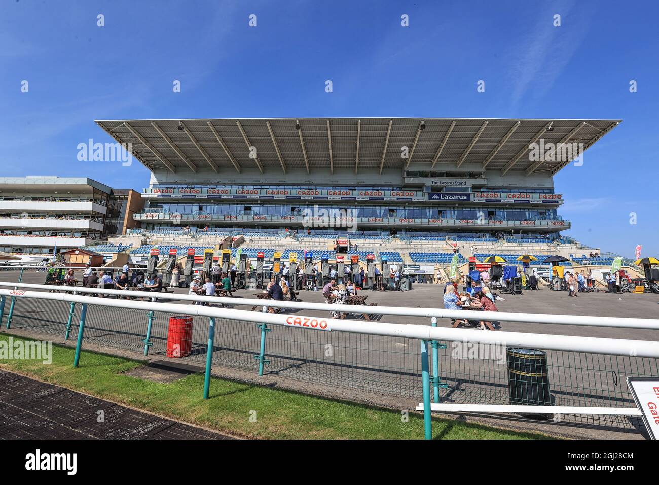 Doncaster racecourse grand stand hi-res stock photography and images ...