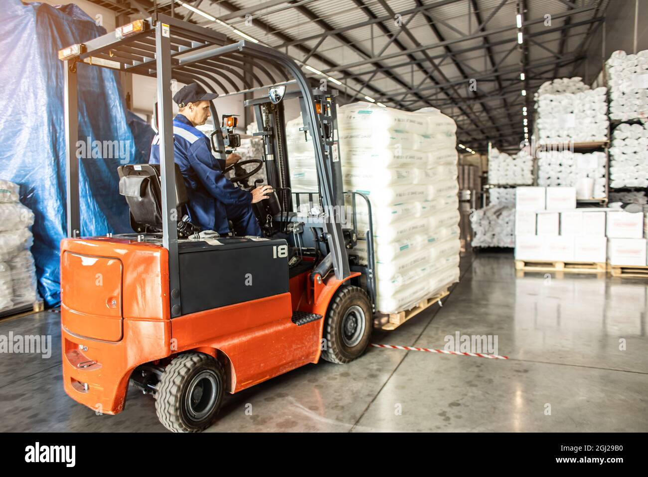 Man works on forklift hi-res stock photography and images - Alamy