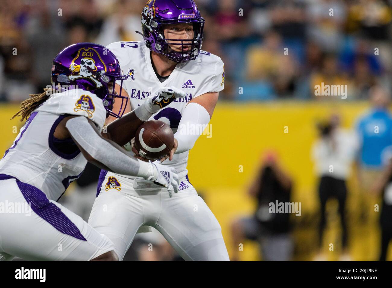 Athletic handoff hi-res stock photography and images - Alamy