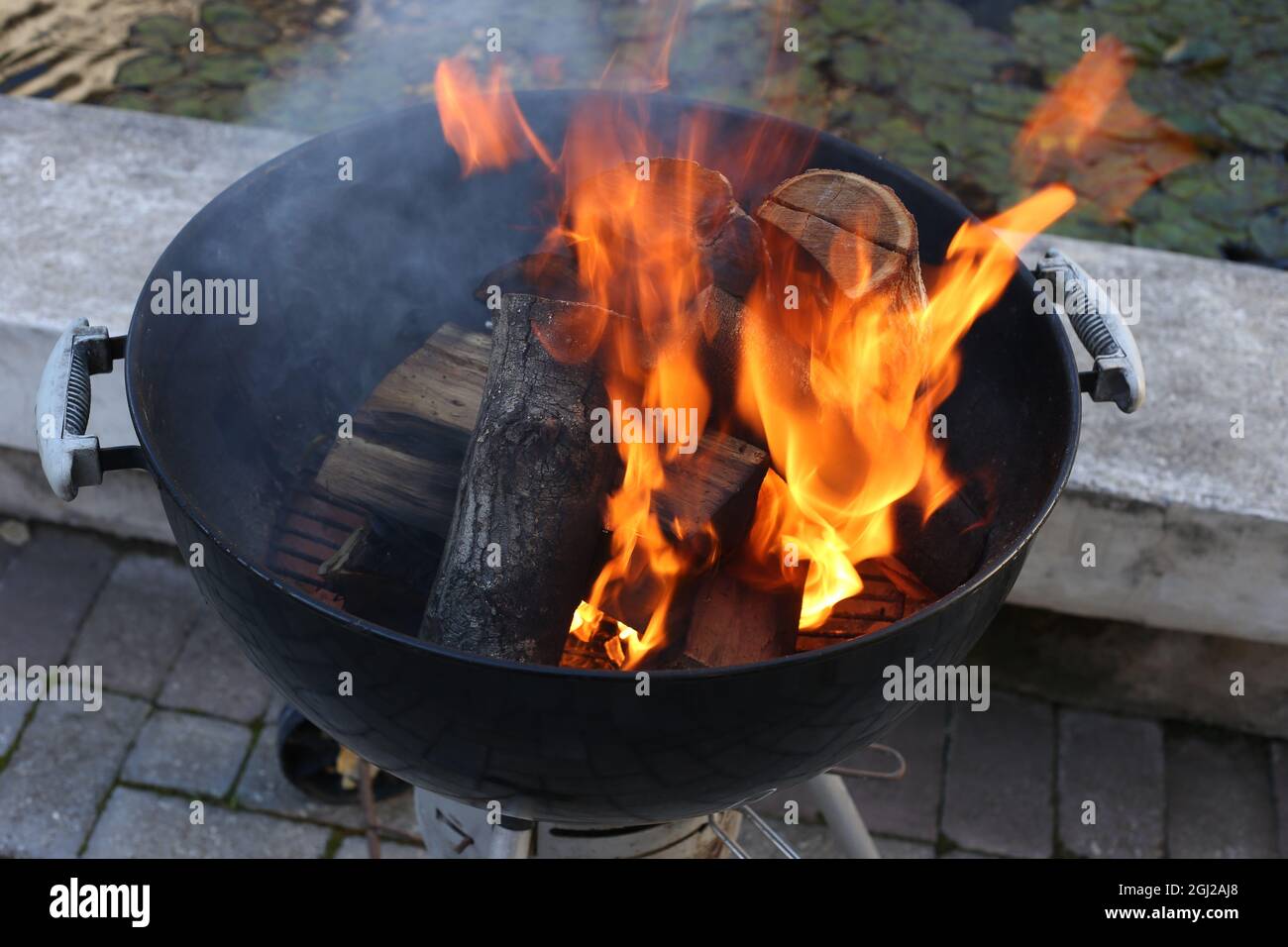 Campfire dutch oven hi-res stock photography and images - Alamy