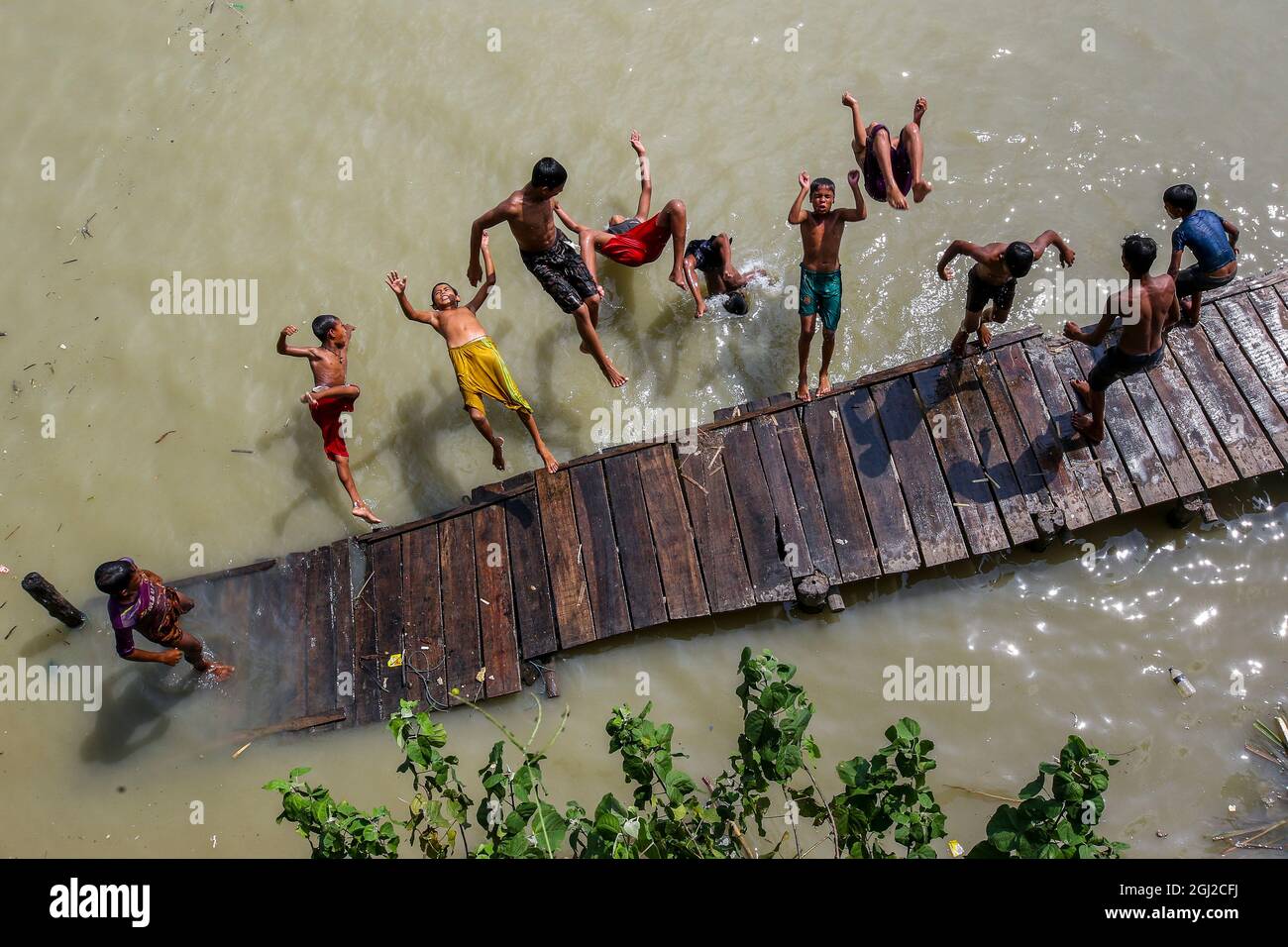 Asian kids playing water hi-res stock photography and images - Alamy