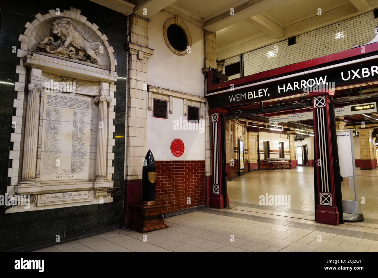 Interior baker street underground station hi-res stock photography and ...