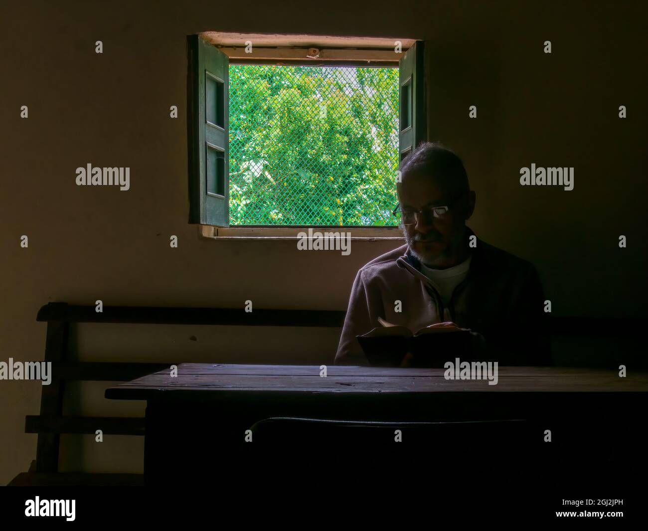Shadow man sitting table hi-res stock photography and images - Alamy