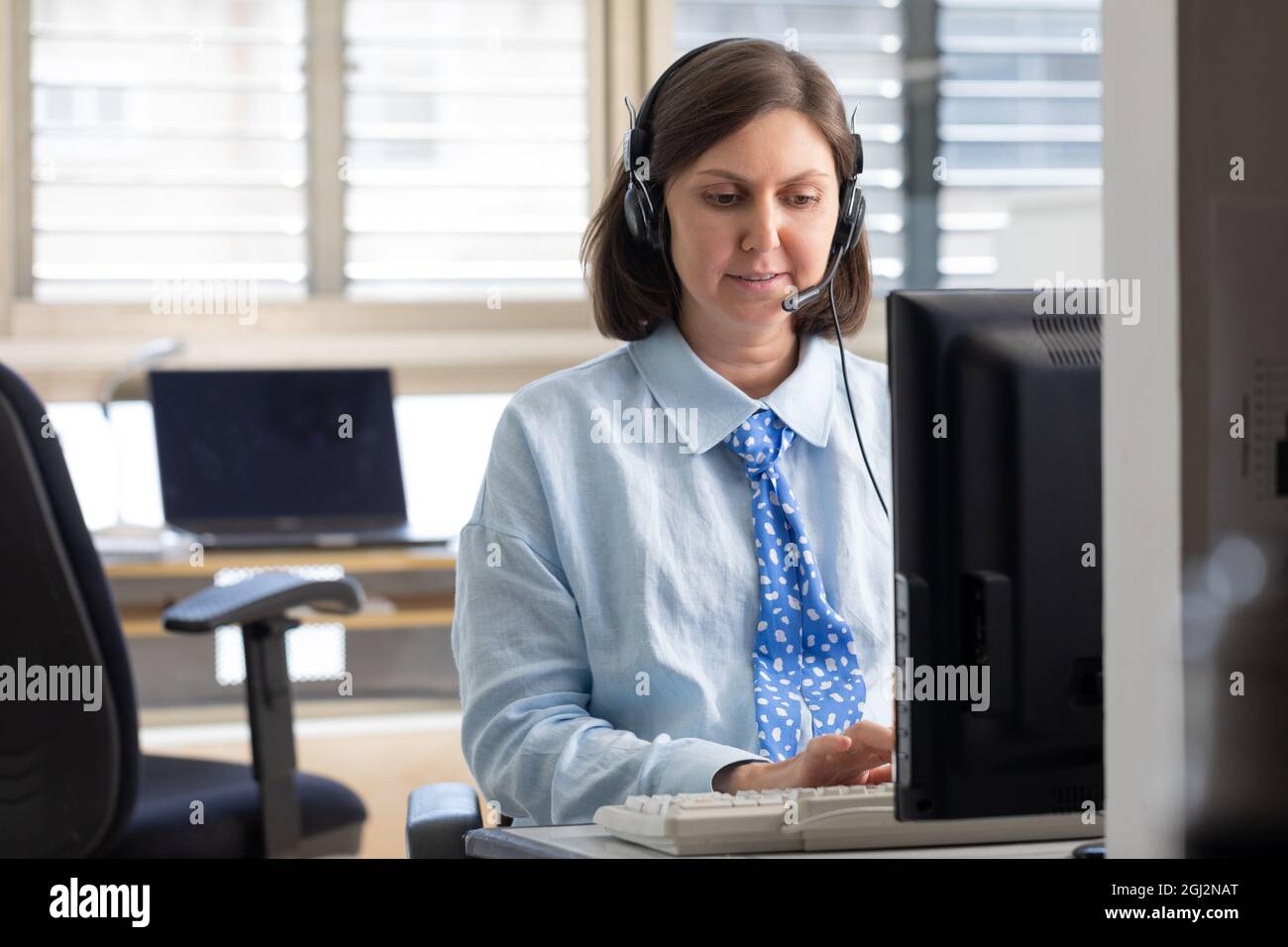 Talking on mic hi-res stock photography and images - Alamy