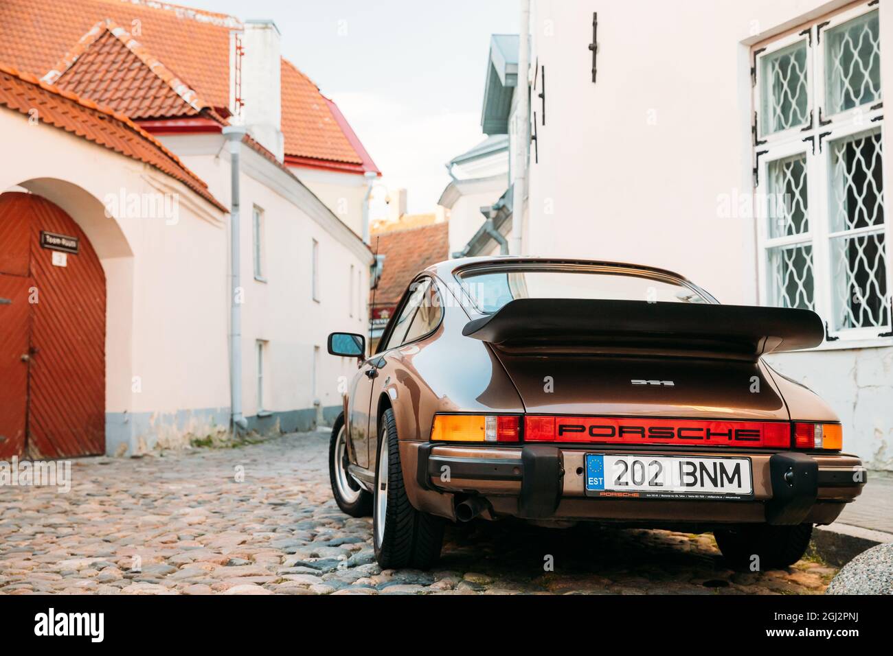Porsche 911 rear view in hi-res stock photography and images - Alamy