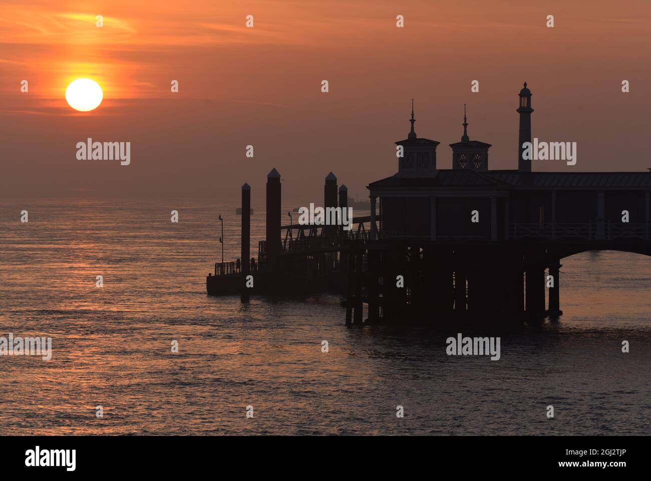 Cast of gravesend hi-res stock photography and images - Alamy