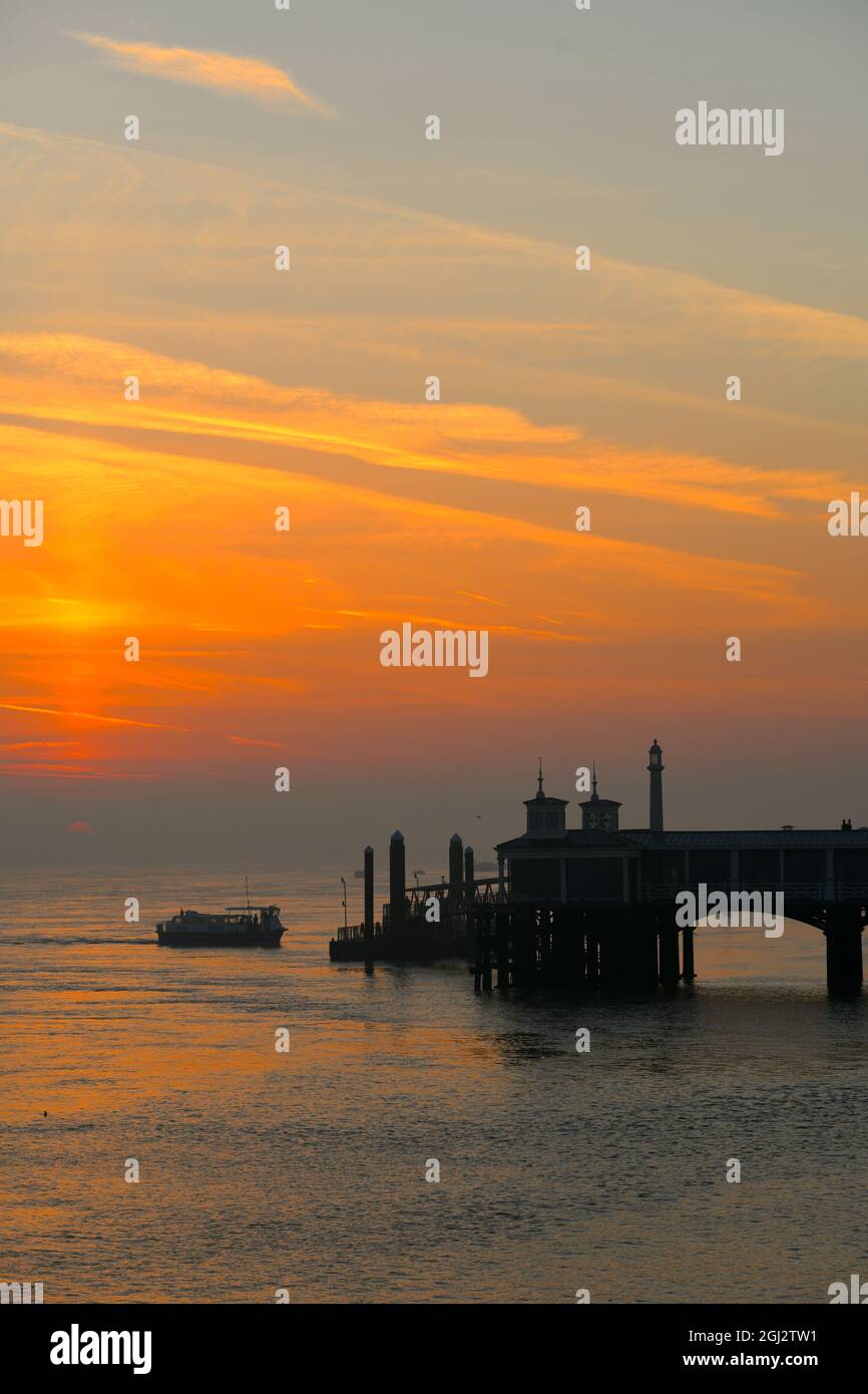 Dawn pier ferry tilbury thames swift hi-res stock photography and ...