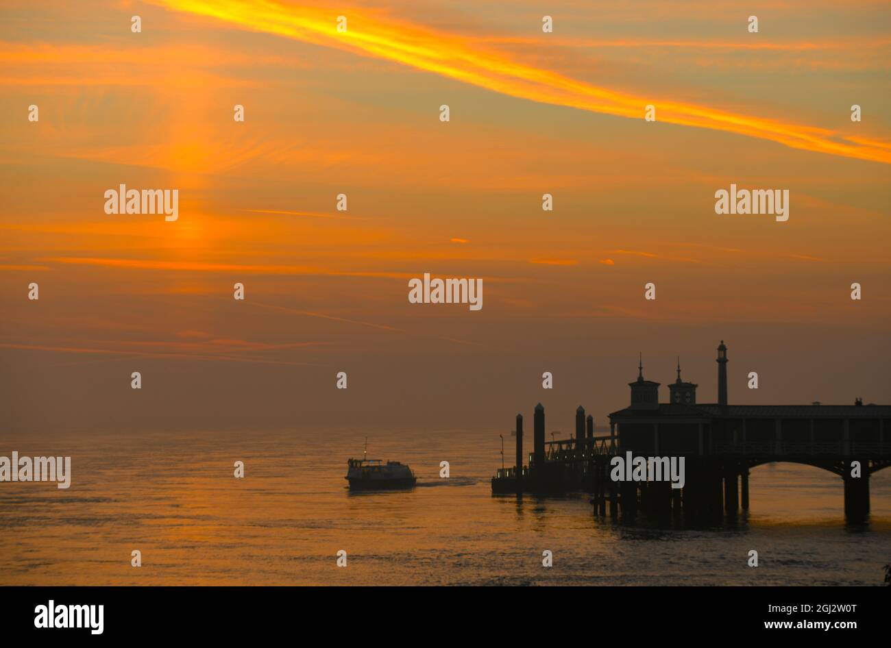 Dawn pier ferry tilbury thames swift hi-res stock photography and ...