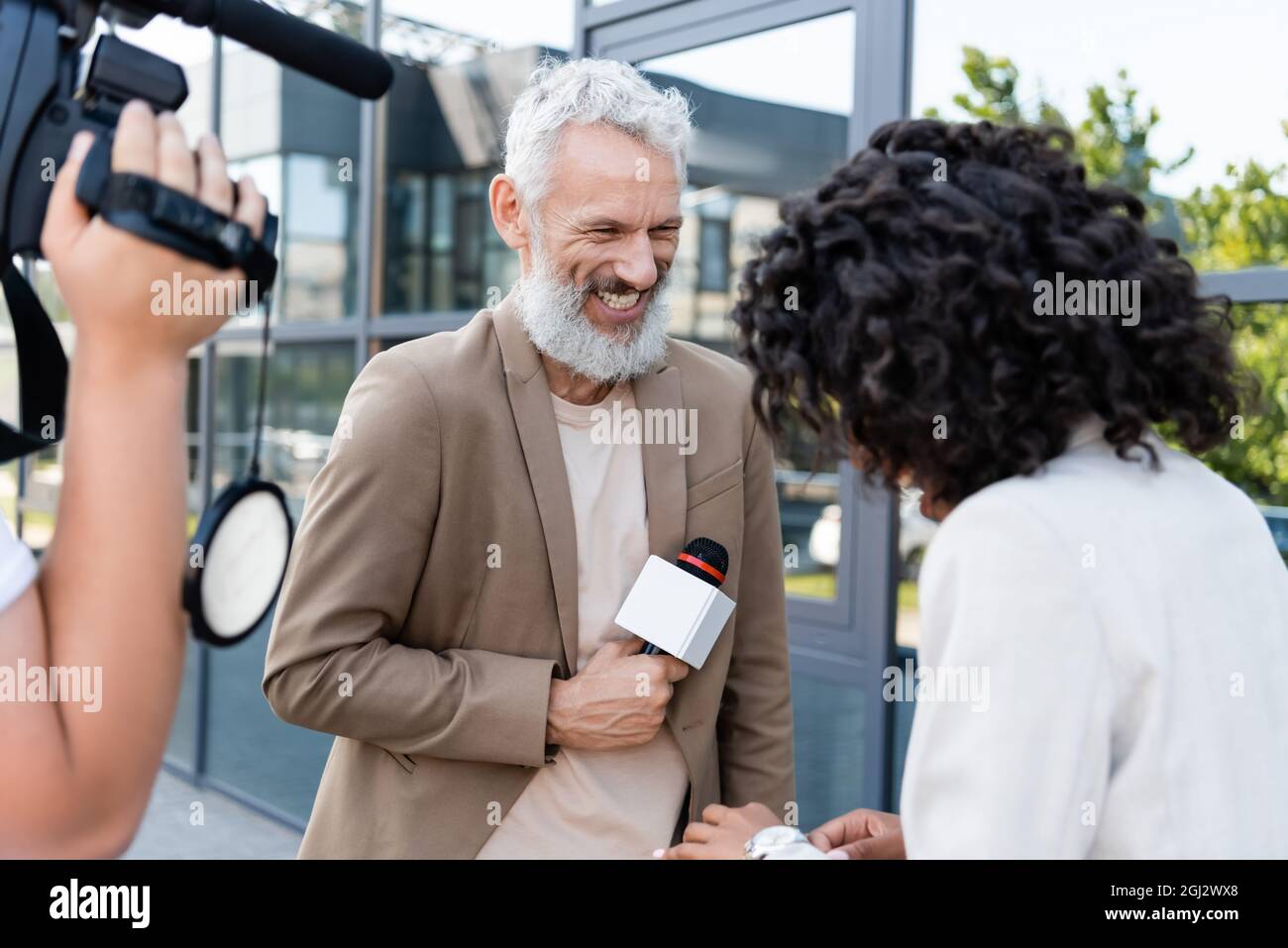 African woman interview outside hi-res stock photography and images - Alamy
