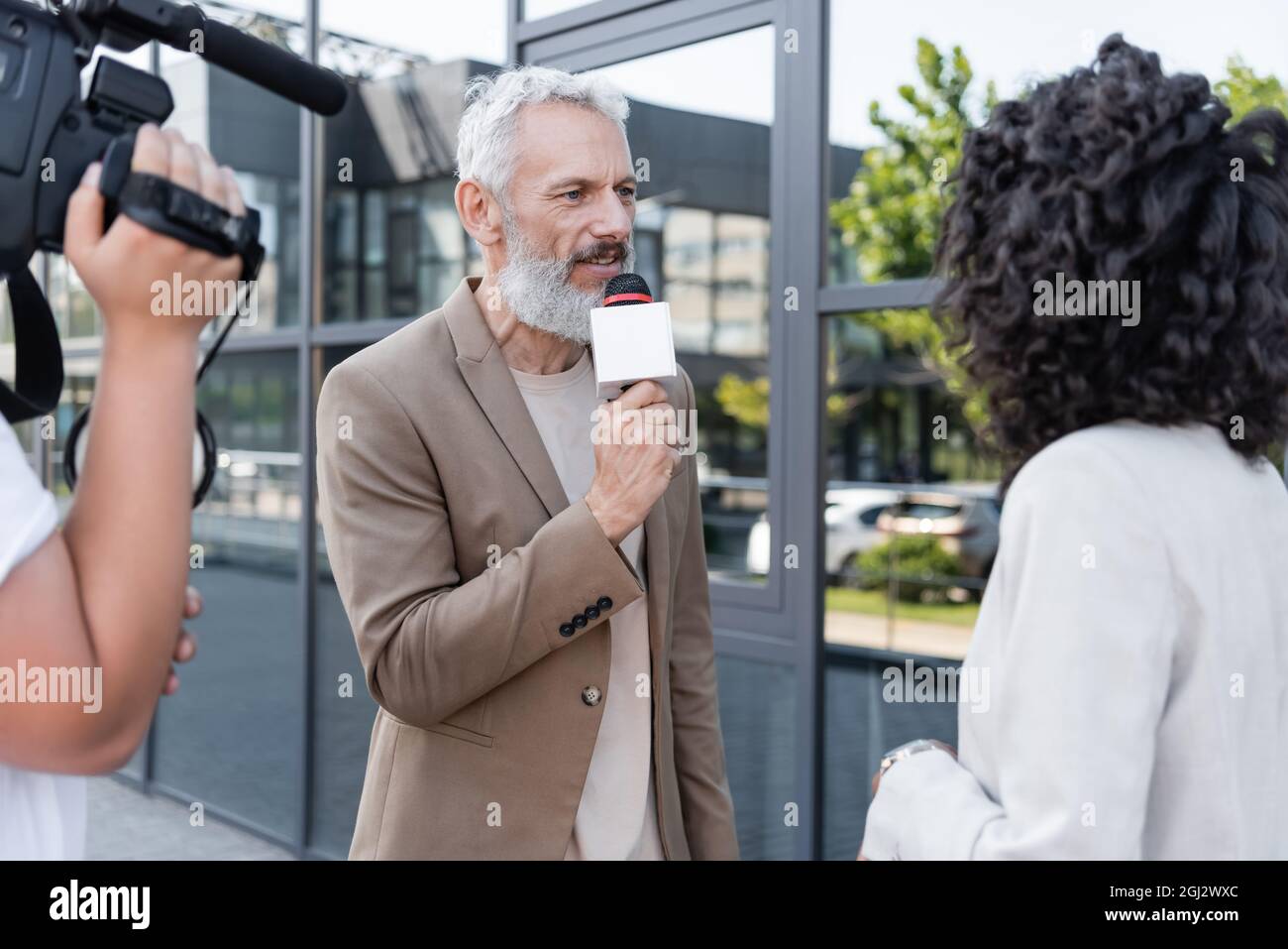 African woman interview outside hi-res stock photography and images - Alamy
