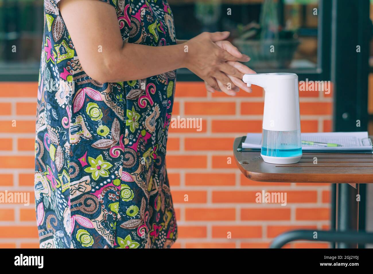 Automatic alcohol dispenser for cleaning hand to prevent the spreading ...