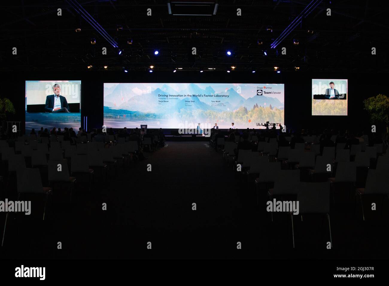 L-R: Tanja Bauer, Oliver Steil CEO von TeamViewer & Toto Wolff ...