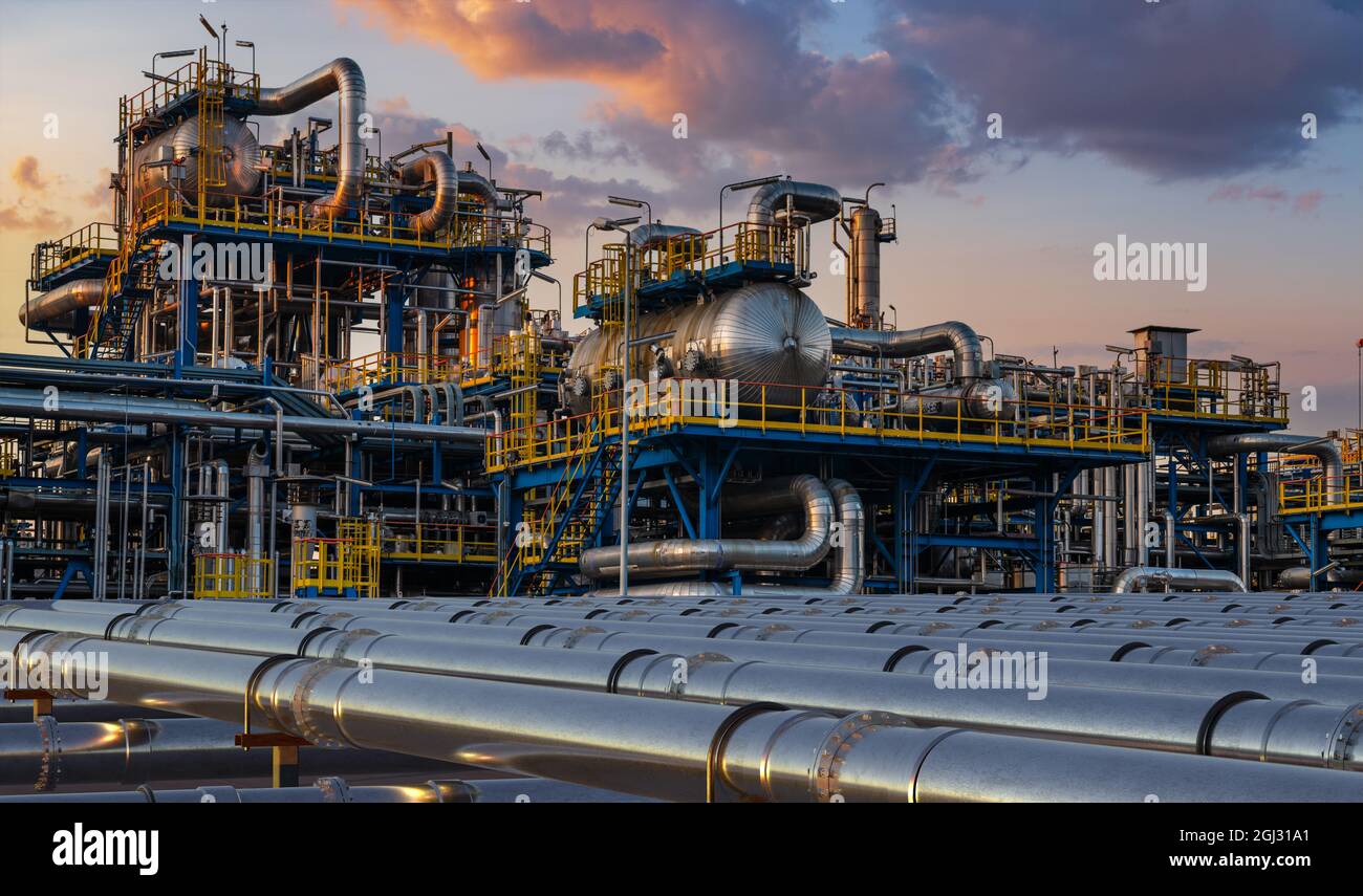 Chemistry metallic refinery pipe hi-res stock photography and images ...