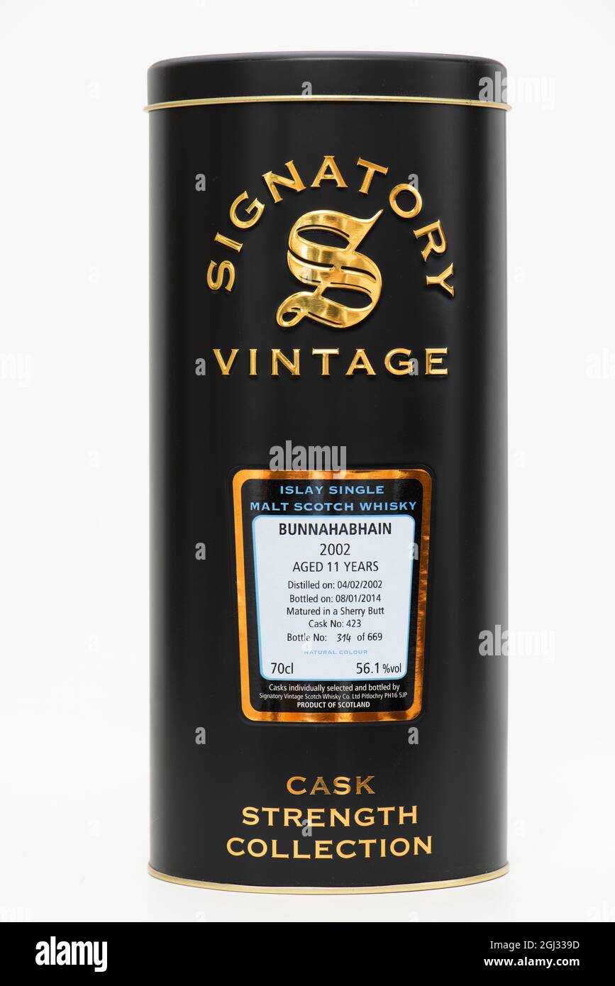 box of 11 years old SIGNATORY VINTAGE single malt scotch whisky Stock ...