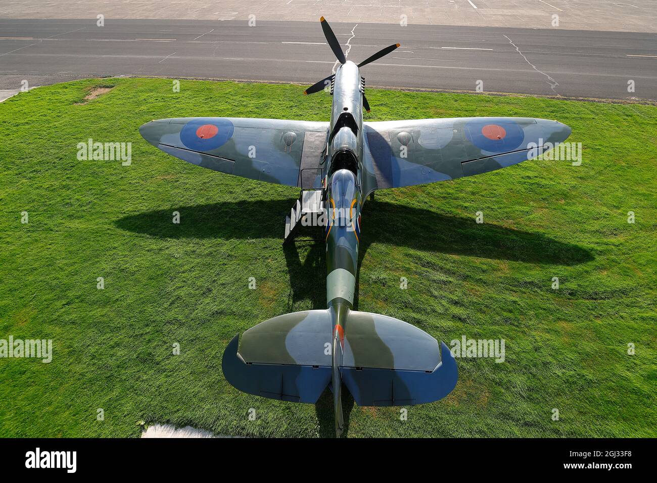 Twin seat spitfire hi-res stock photography and images - Alamy