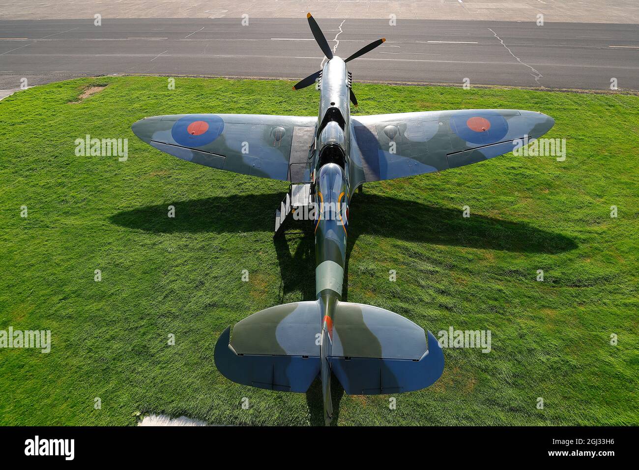 Supermarine Spitfire MK IX SM520 G-ILDA at Leeds East Airport for ...