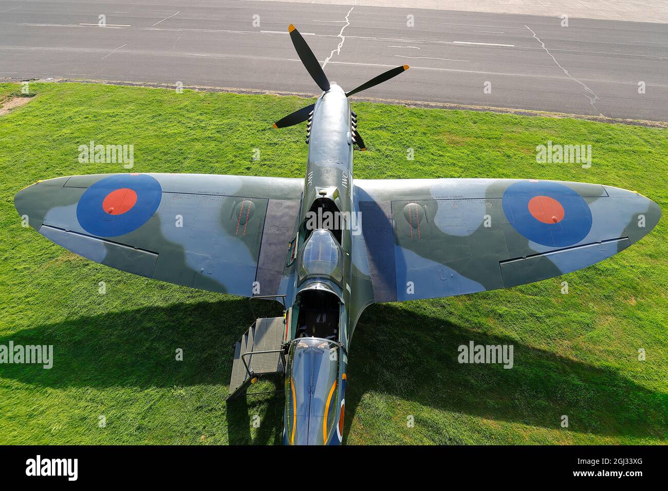 Supermarine Spitfire MK IX SM520 G-ILDA at Leeds East Airport for ...