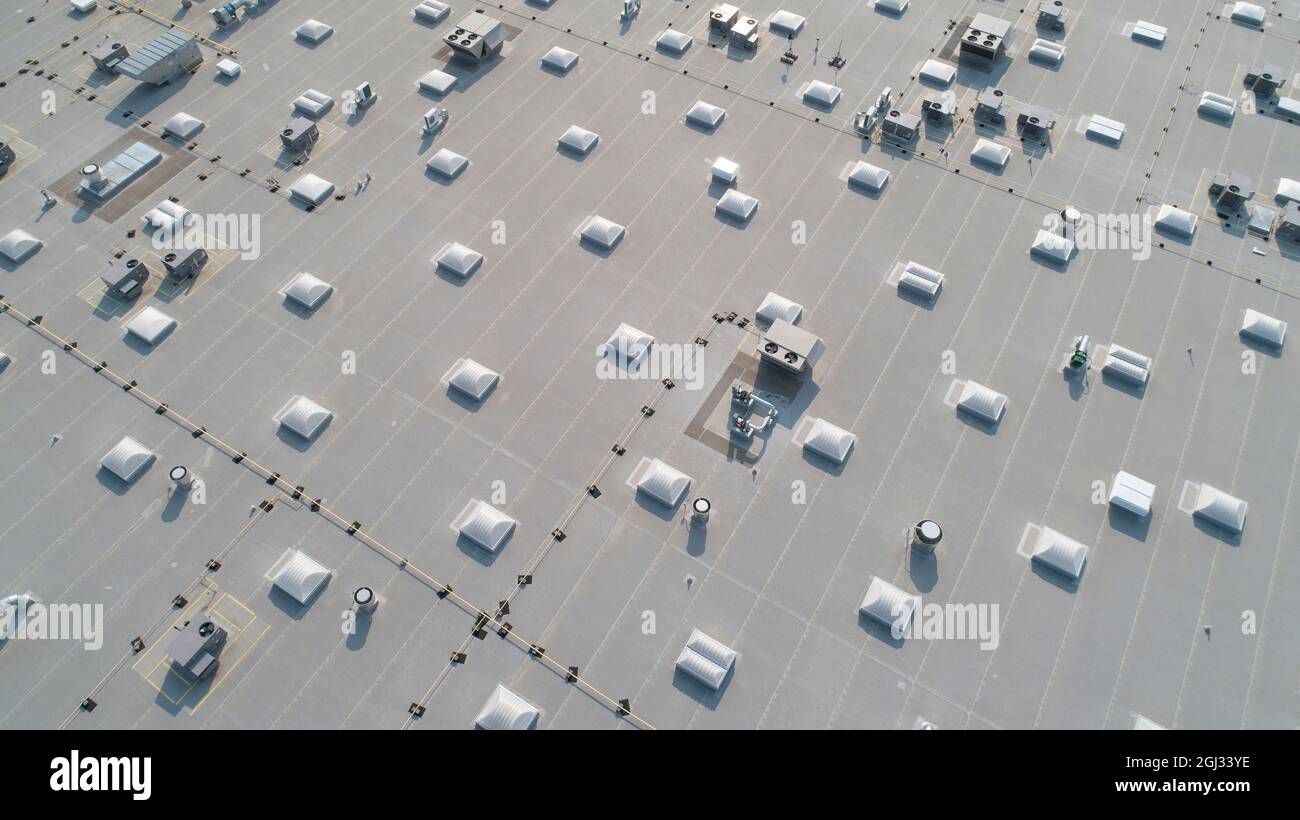 aerial view of a large commercial roof Stock Photo - Alamy