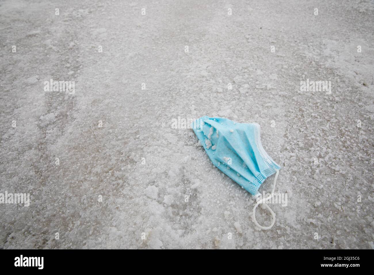 Littering face mask hi-res stock photography and images - Alamy